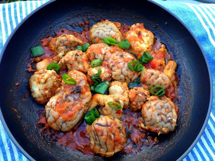 Sesos con salsa de hongos (mo'ach keves)