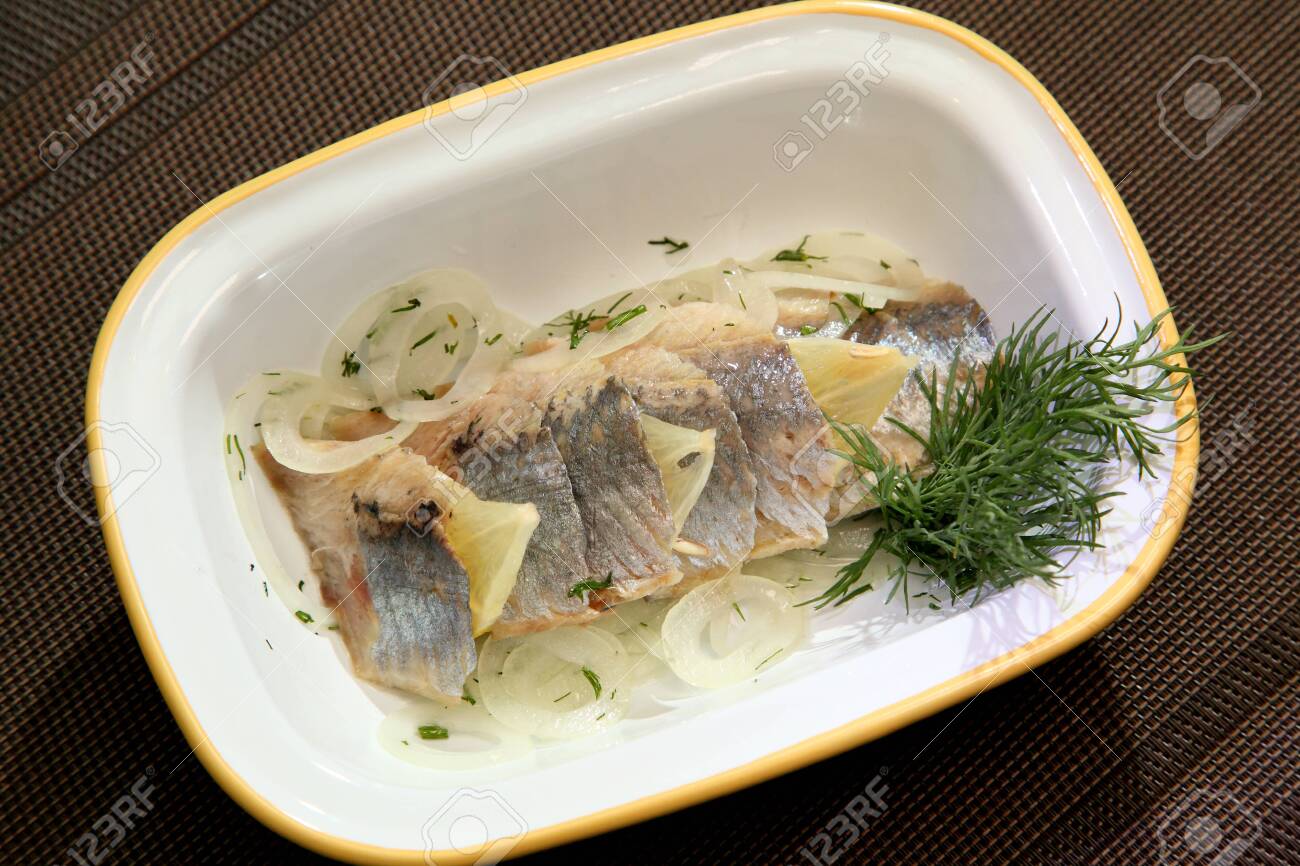 Arenques marinados con limón y especias